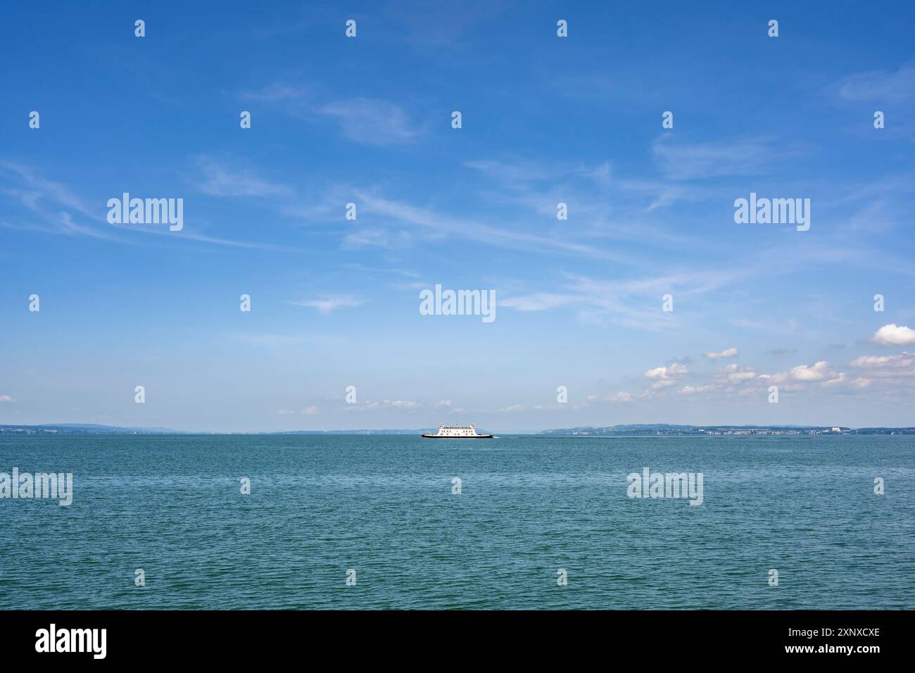 Die Fähre MF Friedrichshafen auf dem weitesten Teil des Bodensees. Die ...