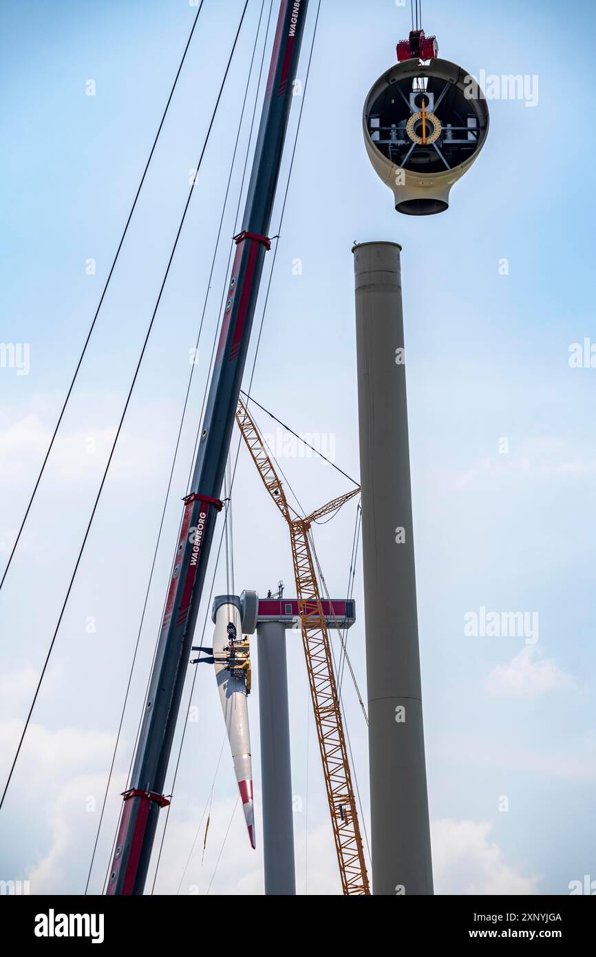 Errichtung einer Enercon E-160 Windturbine hinten, Montage des ersten ...