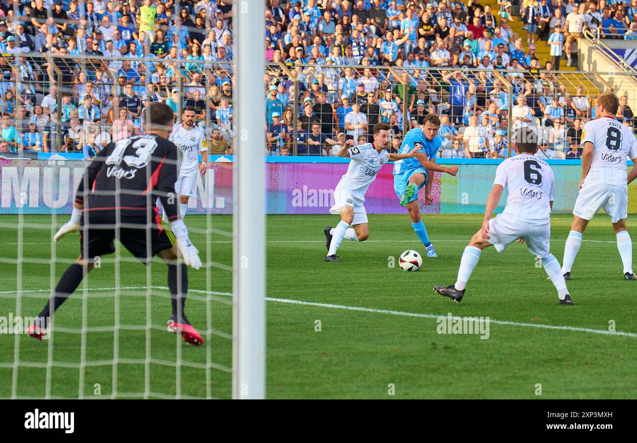München, Deutschland. August 2024. Lukas Reich, TSV1860 Nr.20 erschießt ...