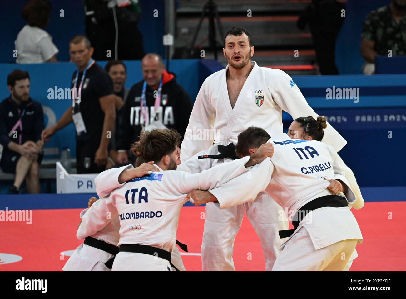 Paris, Frankreich. August 2024. Die Athleten Italiens feiern nach dem Sieg im Viertelfinale der ...