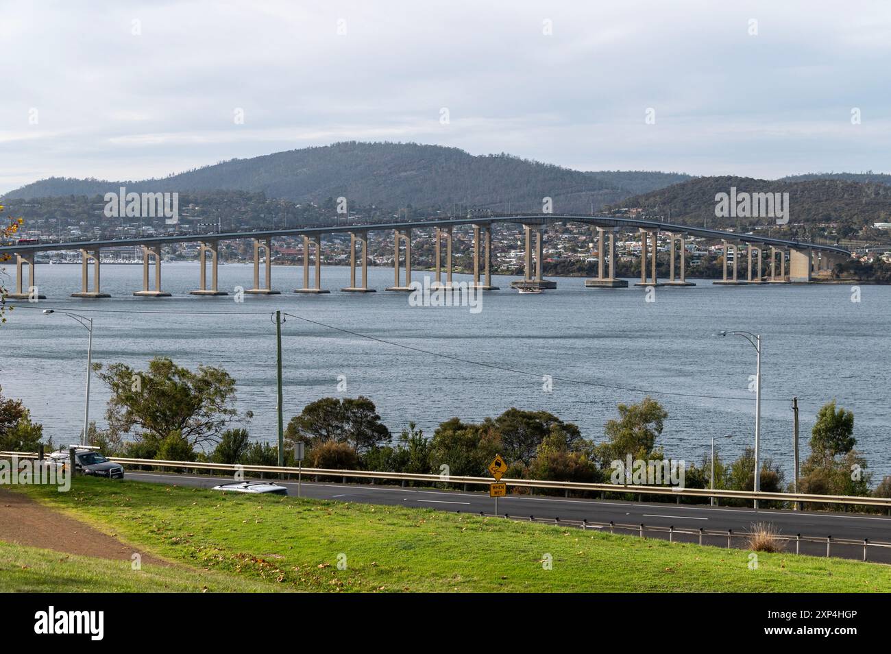 Die Tasman Bridge verbindet den Tasman Highway über den River Derwent ...