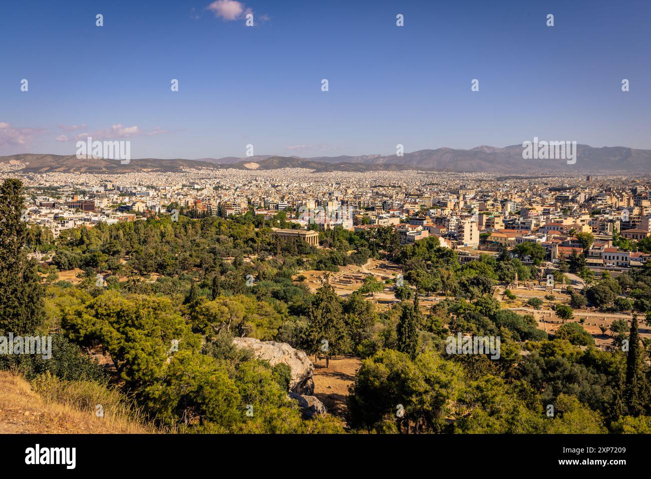Athen, Griechenland, 3. Mai 2024: Panoramablick auf die antiken Ruinen ...