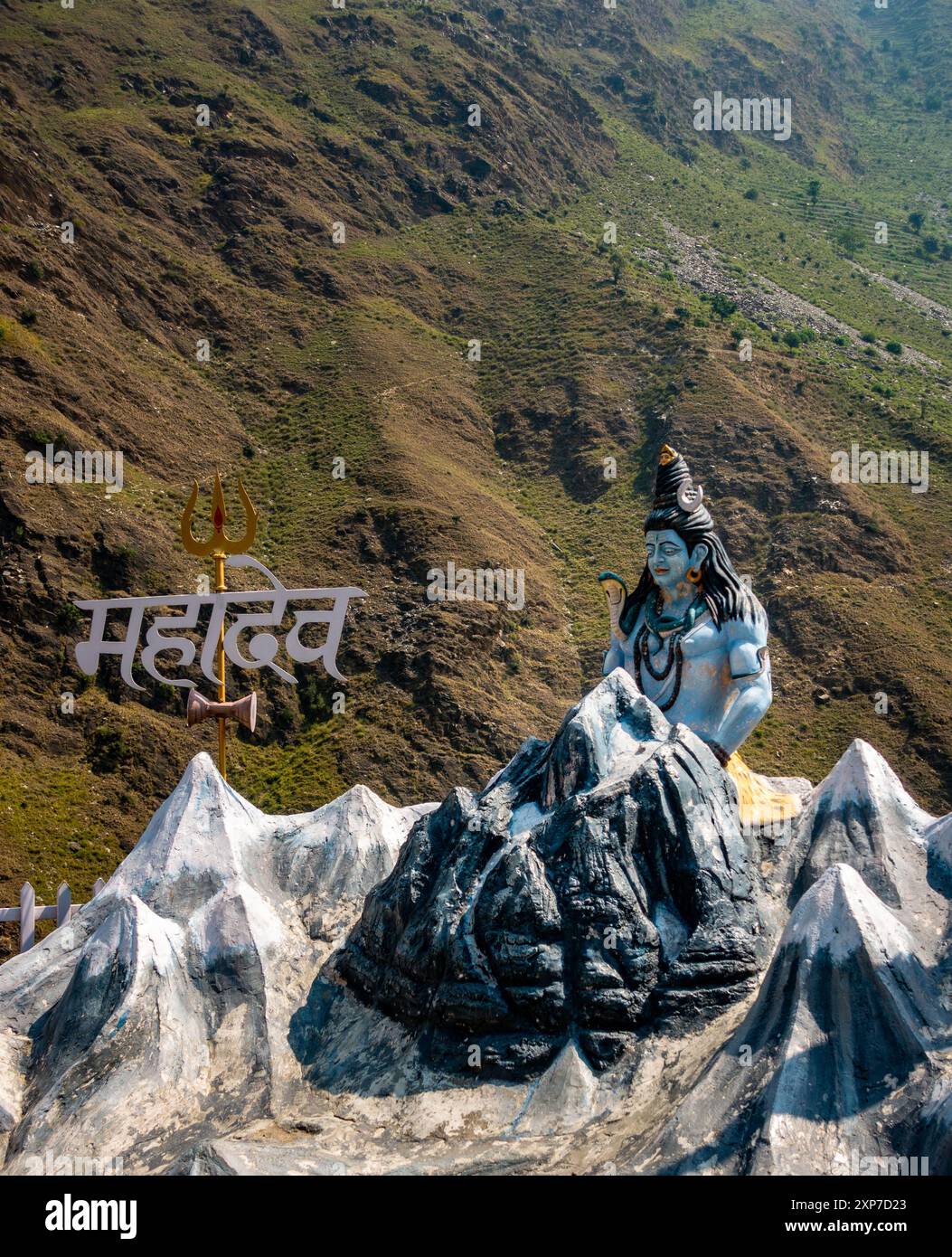 Juli 25.2024, Himachal Pradesh, Indien. Statue von Lord Shiva mit einem ...