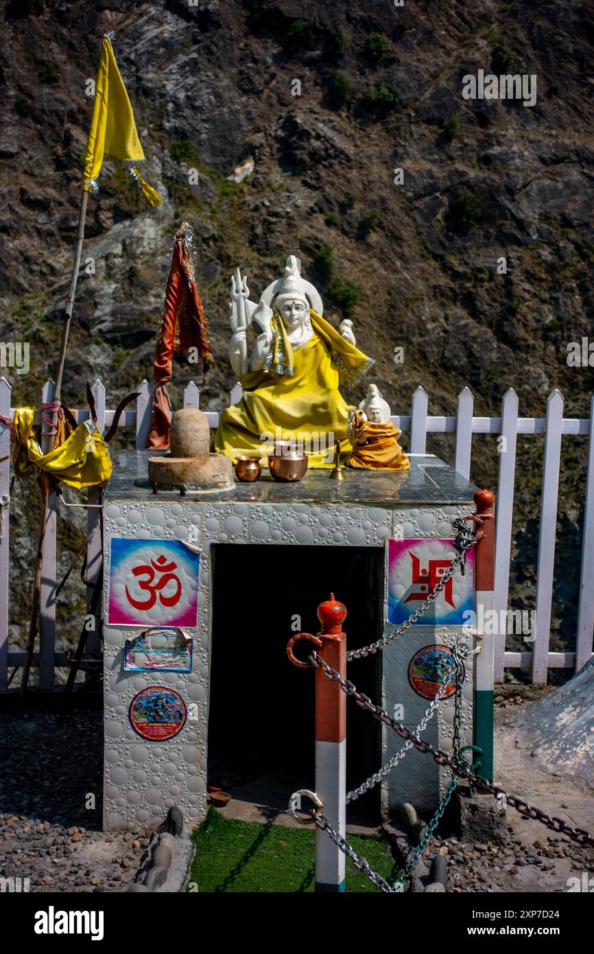 Juli 25.2024, Himachal Pradesh, Indien. Eine weiße Lord Shiva Skulptur ...