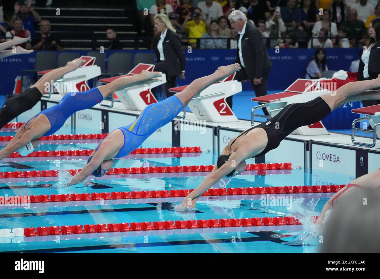 Paris, Frankreich. August 2024. Gretchen Walsh aus den USA taucht am ...
