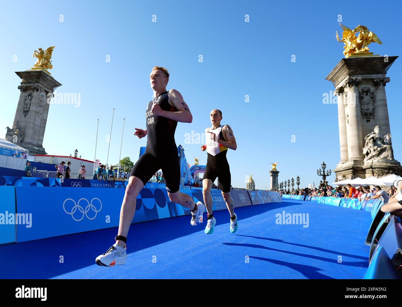 Der britische Samuel Dickinson während des Mixed Stay Triathlon im Pont ...