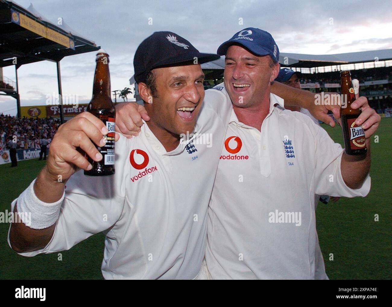 Aktenfoto vom 03.04.2004 von Mark Butcher (links) und Graham Thorpe ...