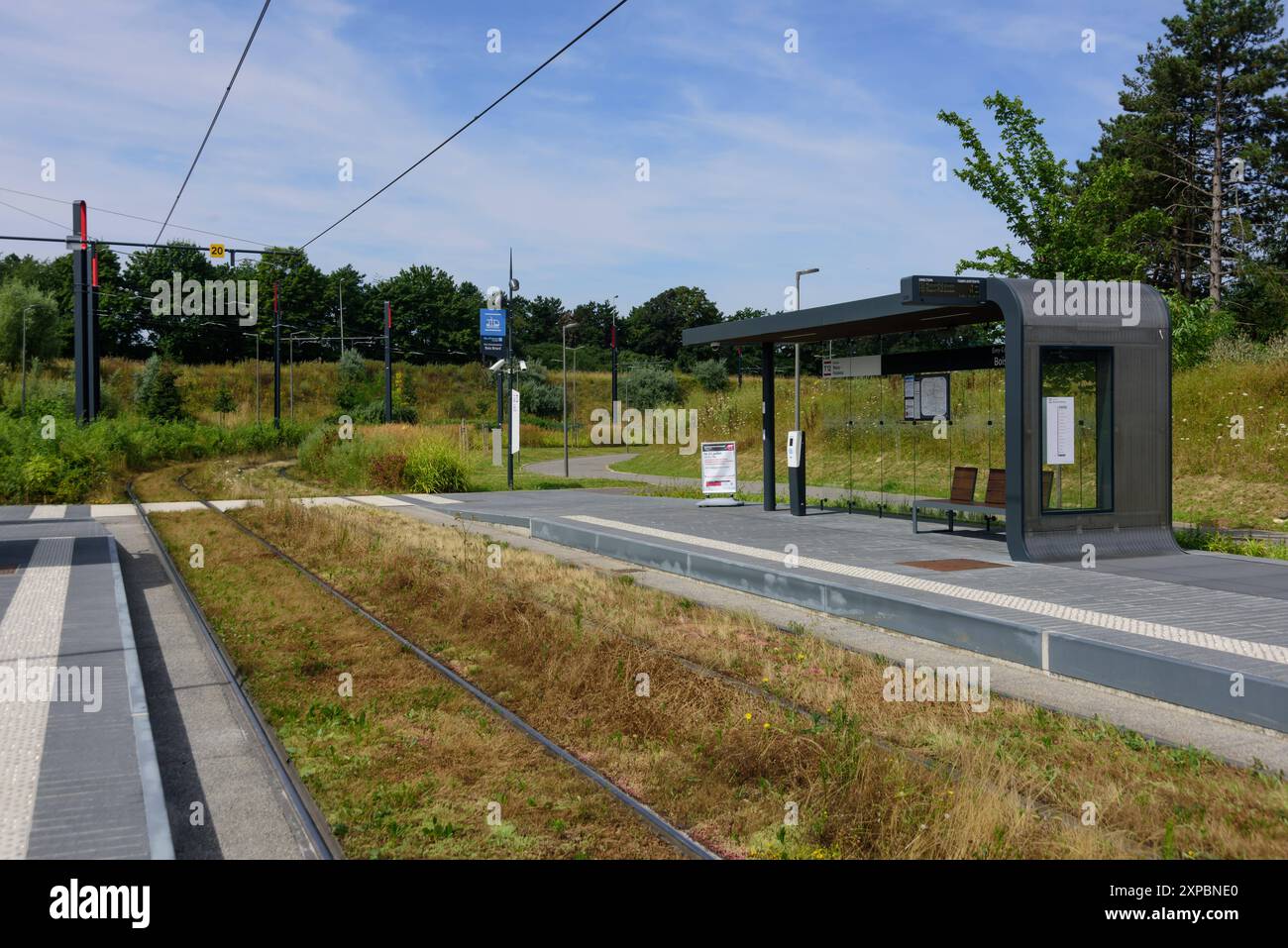 Paris, Tram-Zug T12, Station Bois Briard // Paris, Tram-Zug T12, Bois ...