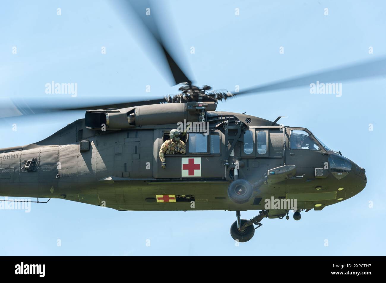 Medizinisches Team der United States Army auf einem Sikorsky HH-60M ...