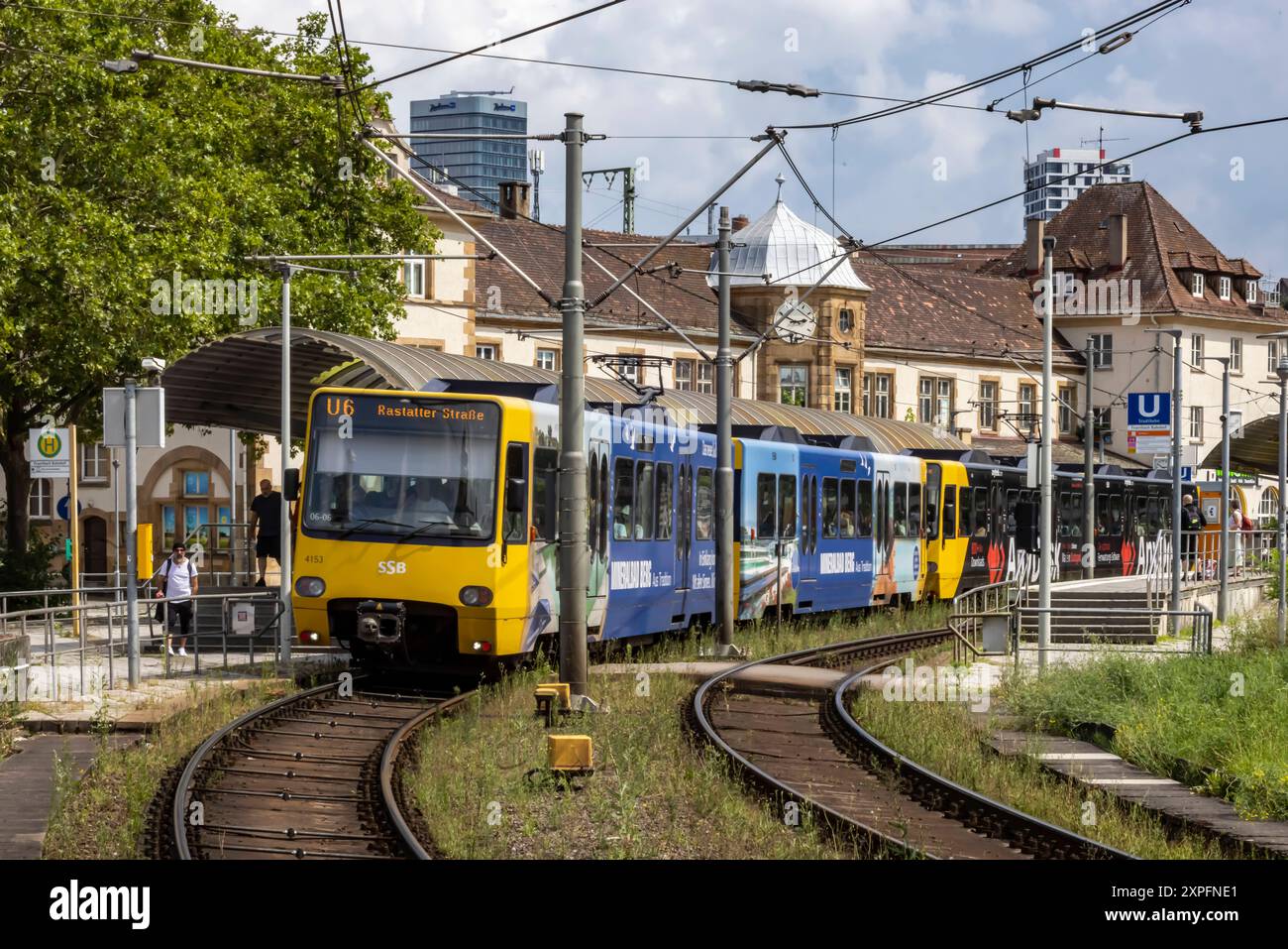 Stadtbahn der SSB Stuttgart unterwegs am Bahnhof Feuerbach. // 03.08. ...