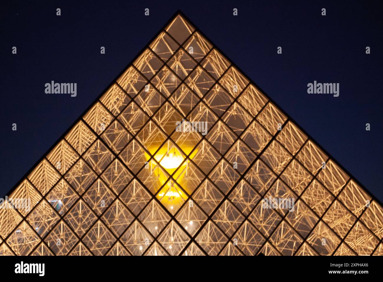 Wenn die Sonne über Paris untergeht, kommen viele neugierige Menschen ...