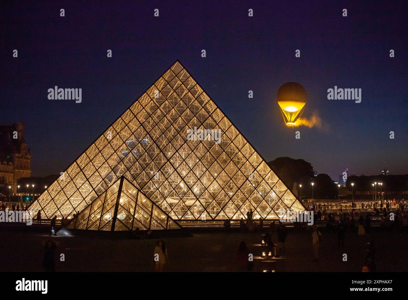 Wenn die Sonne über Paris untergeht, kommen viele neugierige Menschen ...