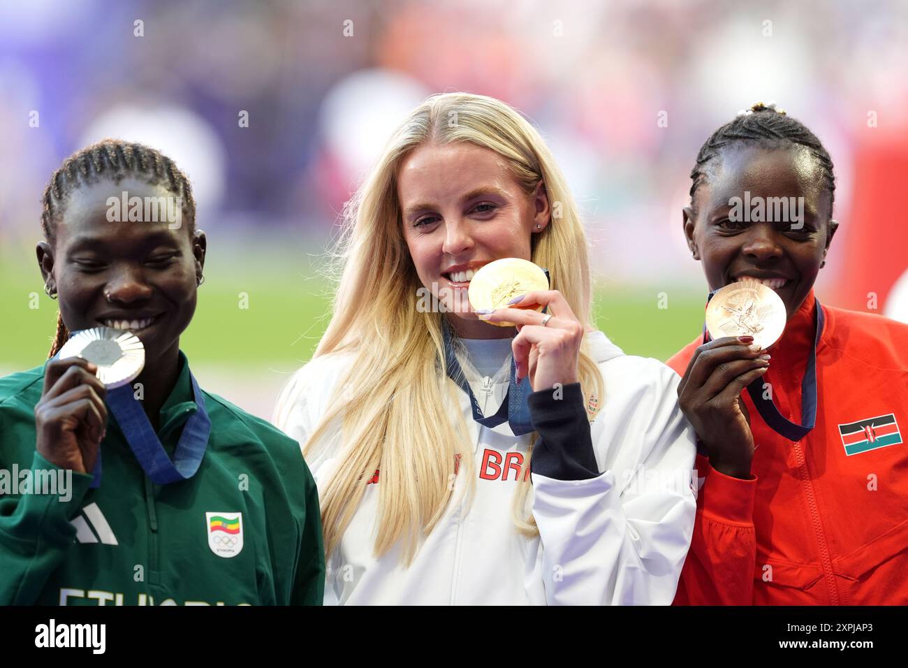 Goldmedaillengewinner Keely Hodgkinson aus Großbritannien (Mitte ...
