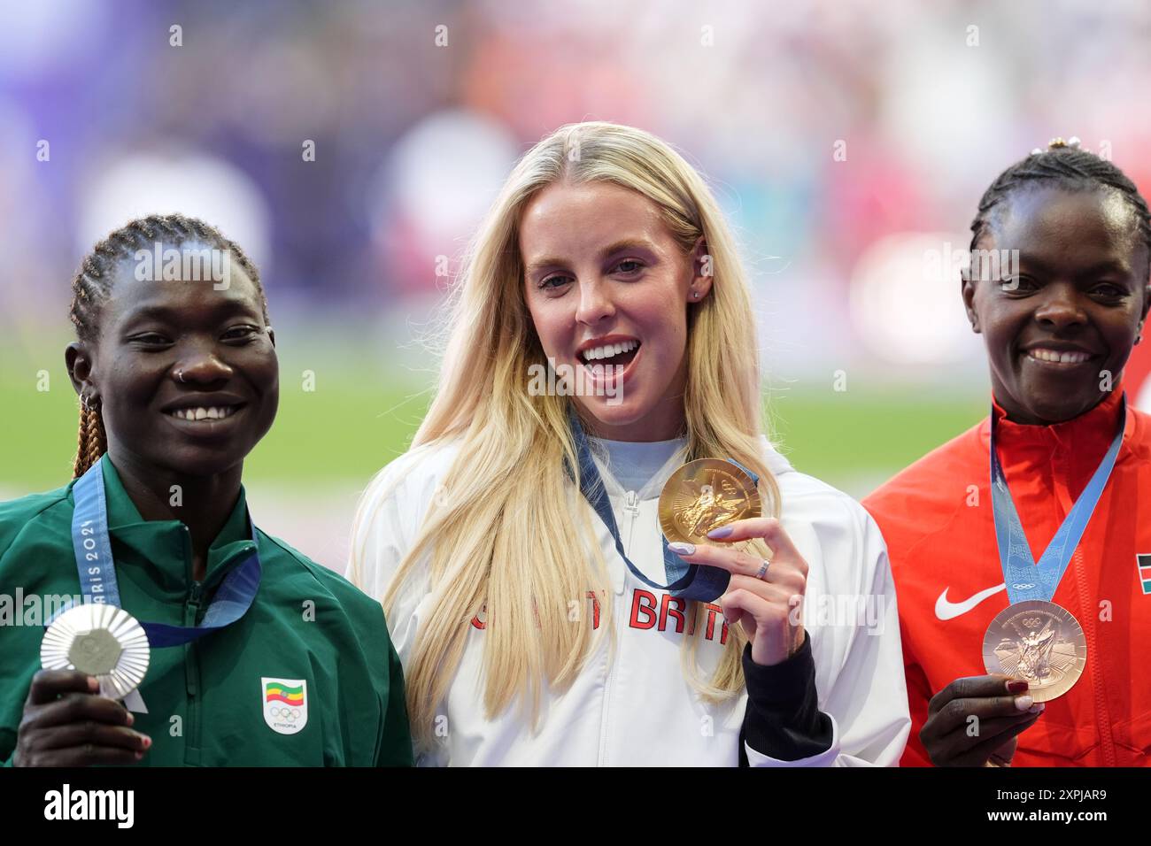 Goldmedaillengewinner Keely Hodgkinson aus Großbritannien (Mitte ...