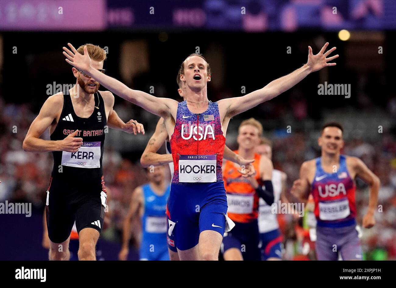 Cole Hocker feiert am elften Tag der Olympischen Spiele 2024 in ...