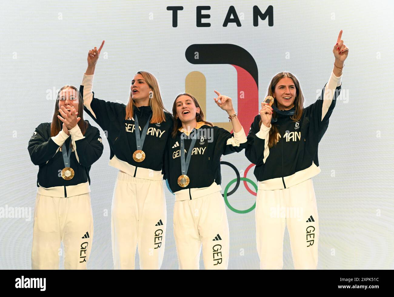 Paris, Frankreich. August 2024. Olympia, Paris 2024 feiern die deutschen Basketballspieler ...