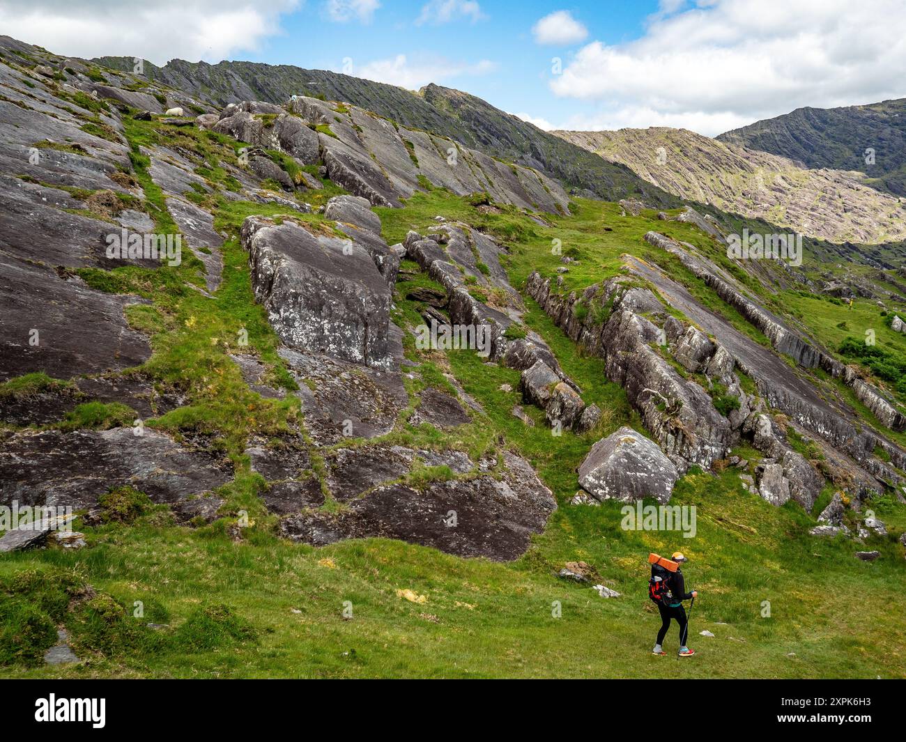 Ein Wanderer wird neben einer Steinmauer gesehen. Der Ireland Way ist ...