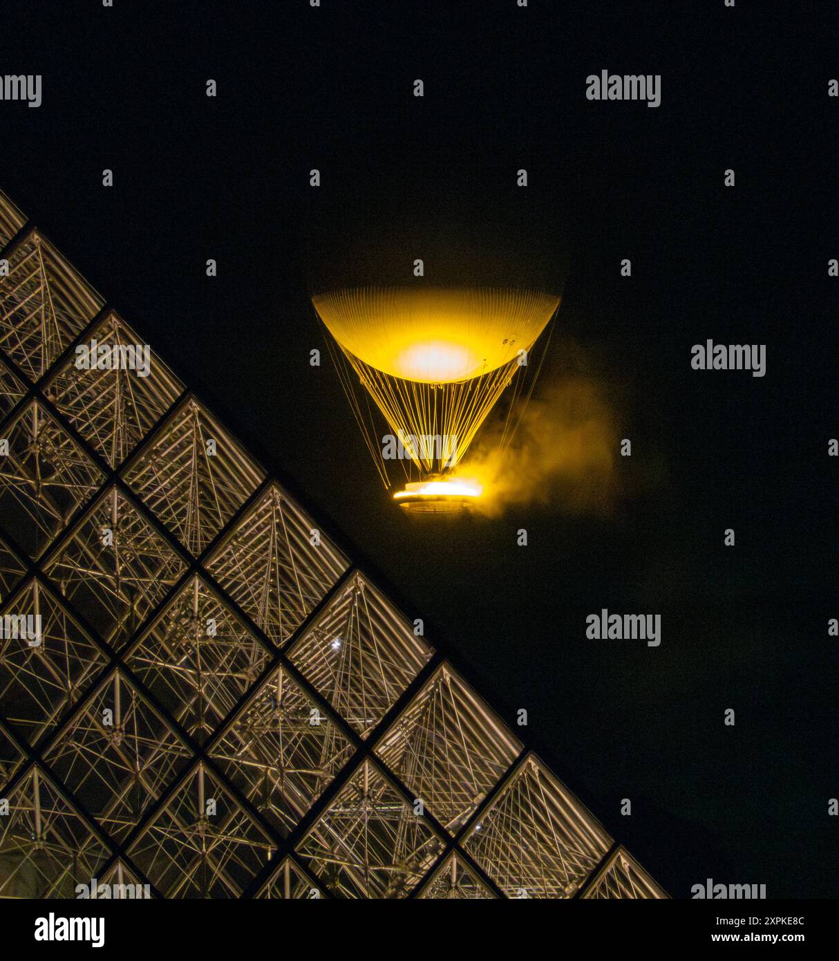 Paris, Frankreich. August 2024. Der Olympische Kessel erhebt sich nach ...