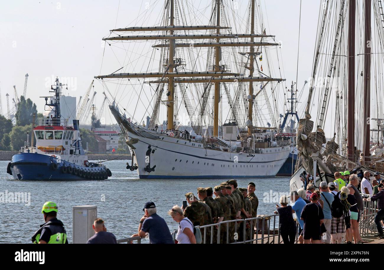 07. August 2024, Mecklenburg-Vorpommern, Warnemünde: Die Gorch Fock ...