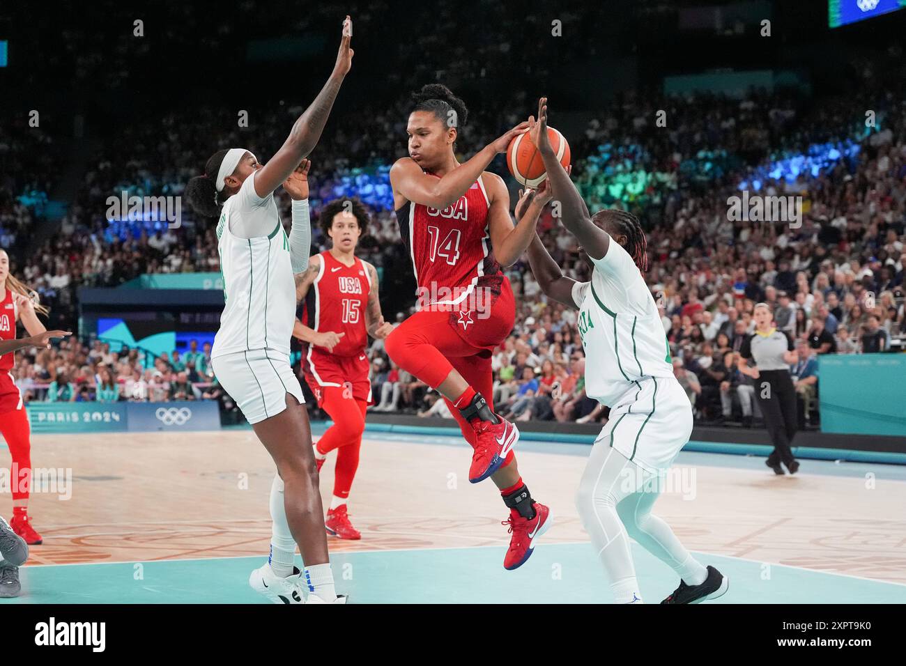 Paris, Frankreich. August 2024. Alyssa Thomas (14) von den USA fährt ...