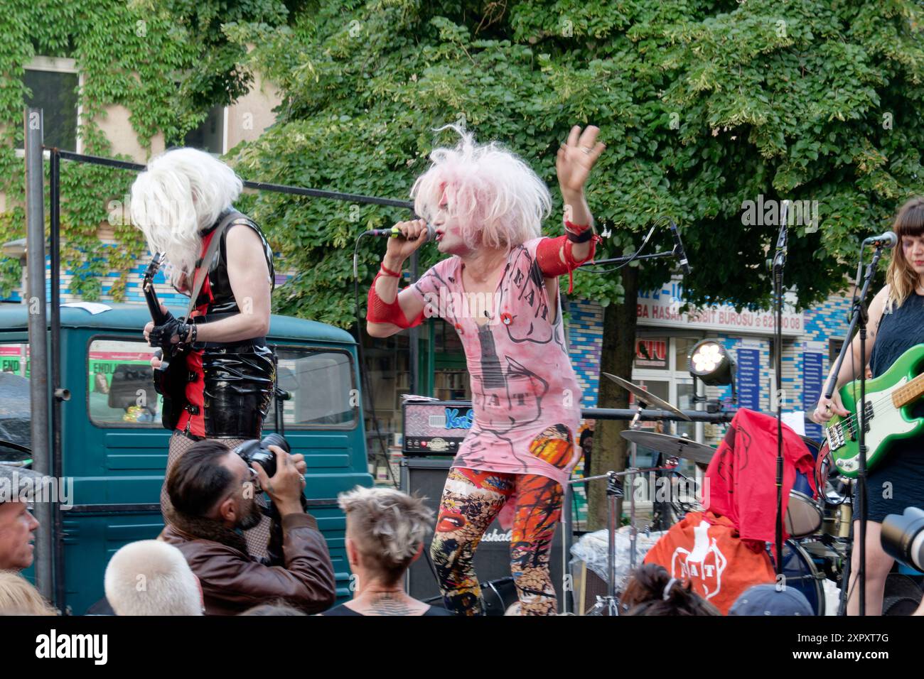 Underground punk band -Fotos und -Bildmaterial in hoher Auflösung – Alamy