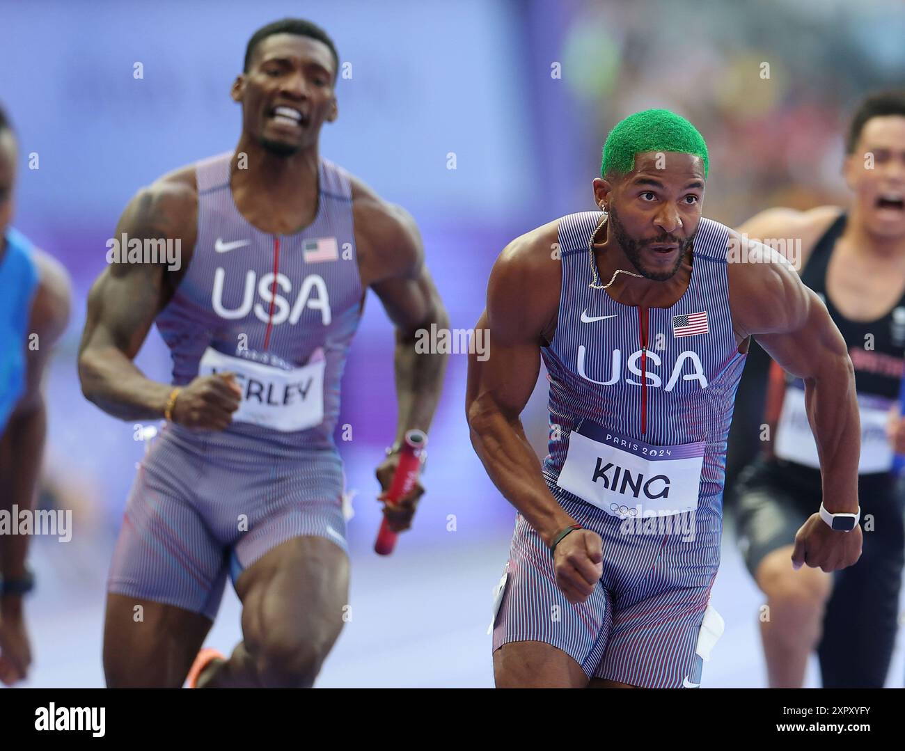 Paris, Frankreich. August 2024. Kyree King (R) und Fred Kerley vom Team USA treten während der 1 ...