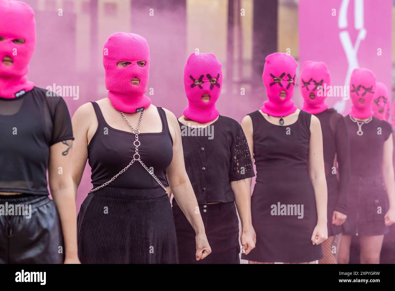 Berlin, Deutschland - 04.07.2024: Performance RAGE des Pussy Riot ...