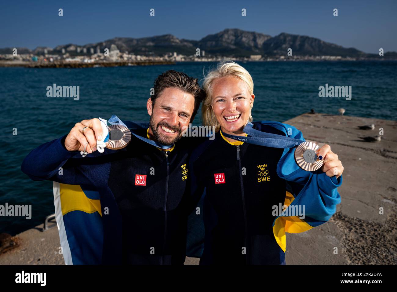 Anton Dahlberg und Lovisa Karlsson aus Schweden. , . Posieren Sie mit ihren Bronzemedaillen nach ...