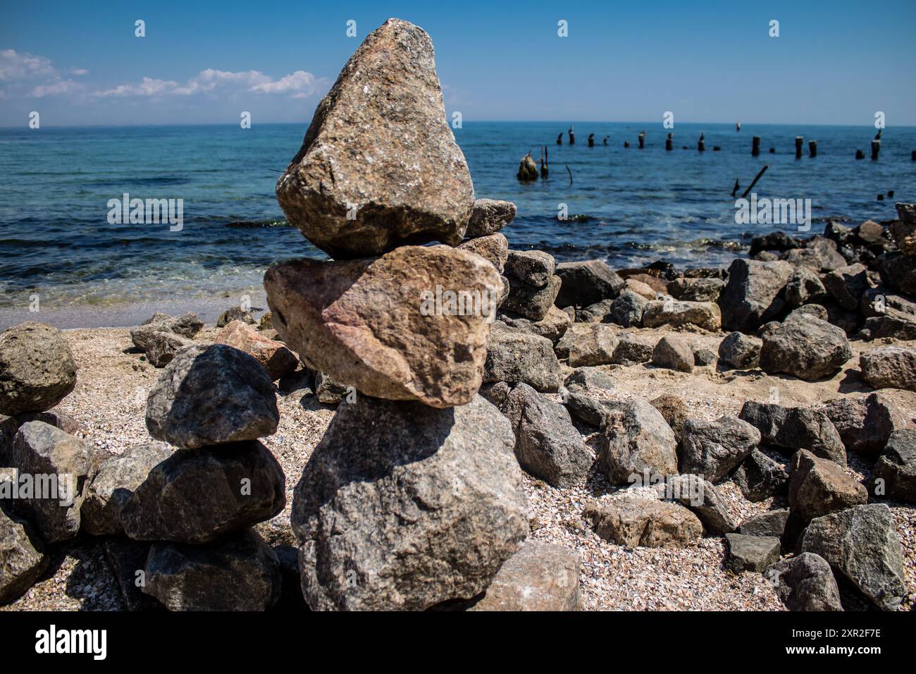Odesa, Ukraine, 08. August 2024 Steinhaufen am Strand von Odesa. Dieses ...