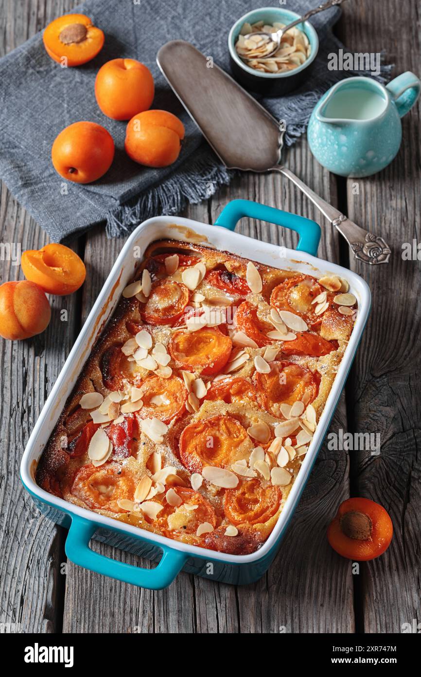 Aprikosenclafoutis, Aprikosentorte, gebacken in einem Teig mit süßem ...