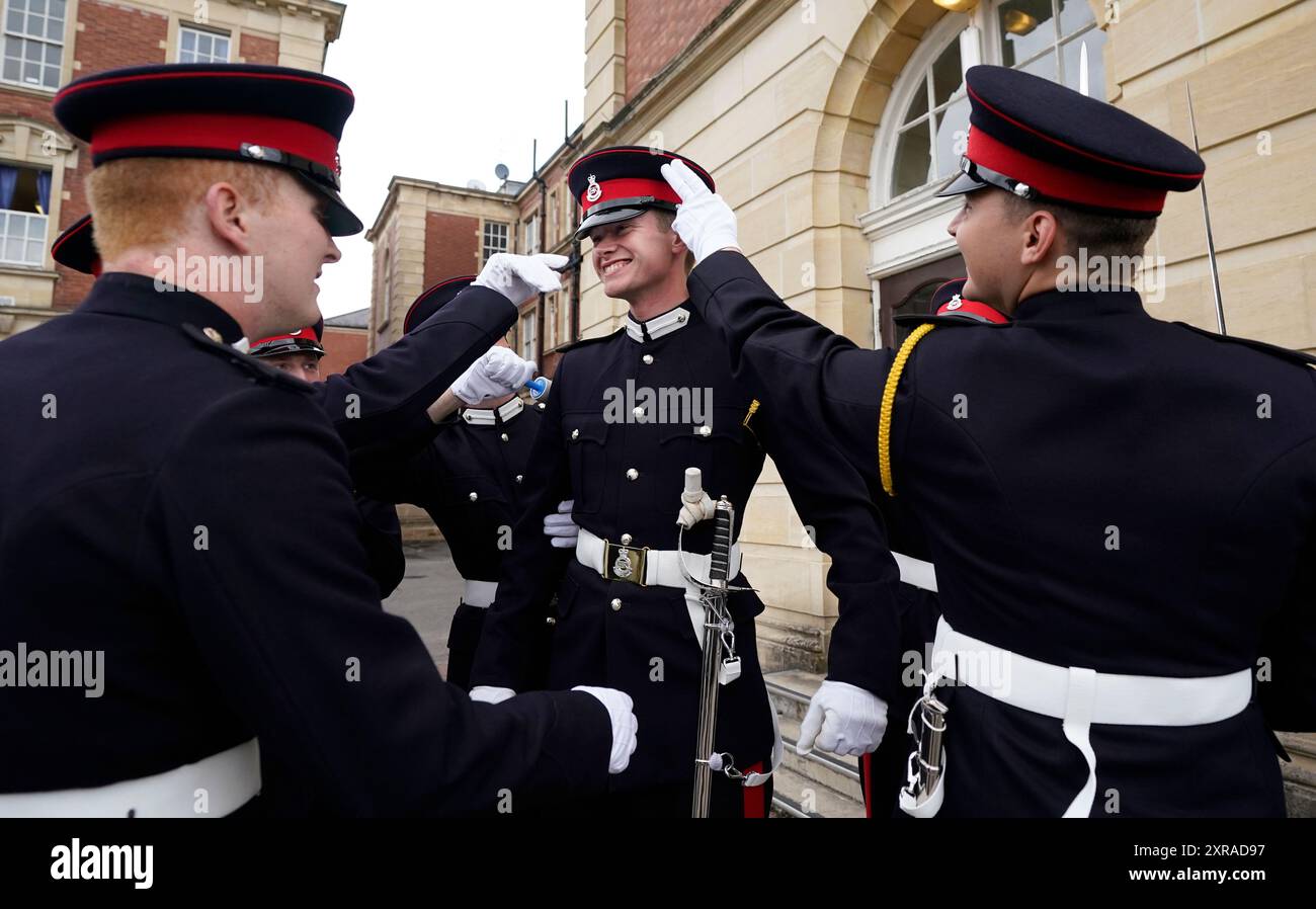Offizierskadetten helfen einem Kollegen bei der Vorbereitung seiner ...
