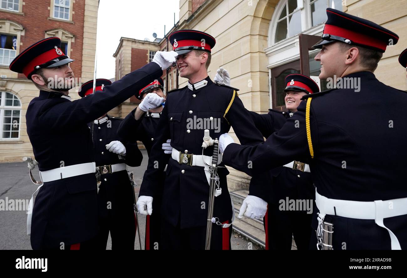Offizierskadetten helfen einem Kollegen bei der Vorbereitung seiner ...