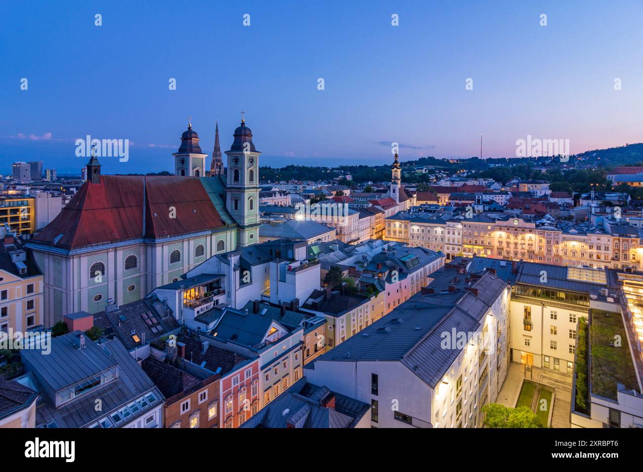Linz, Altstadt mit Altem Dom (vorne), neuer Dom (hinten), Turm des Landhauses, Sitz des Landtags ...