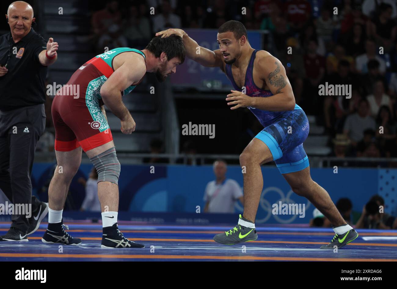 Paris, Frankreich. August 2024. Aaron Brooks aus den USA (blau) kämpft ...