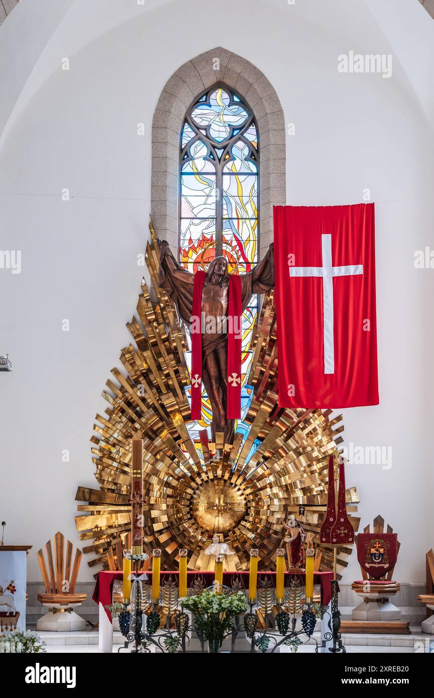 Altar mit Jesus Christus und einem Kreuz im Inneren einer weißen christlich-katholischen Kirche ...