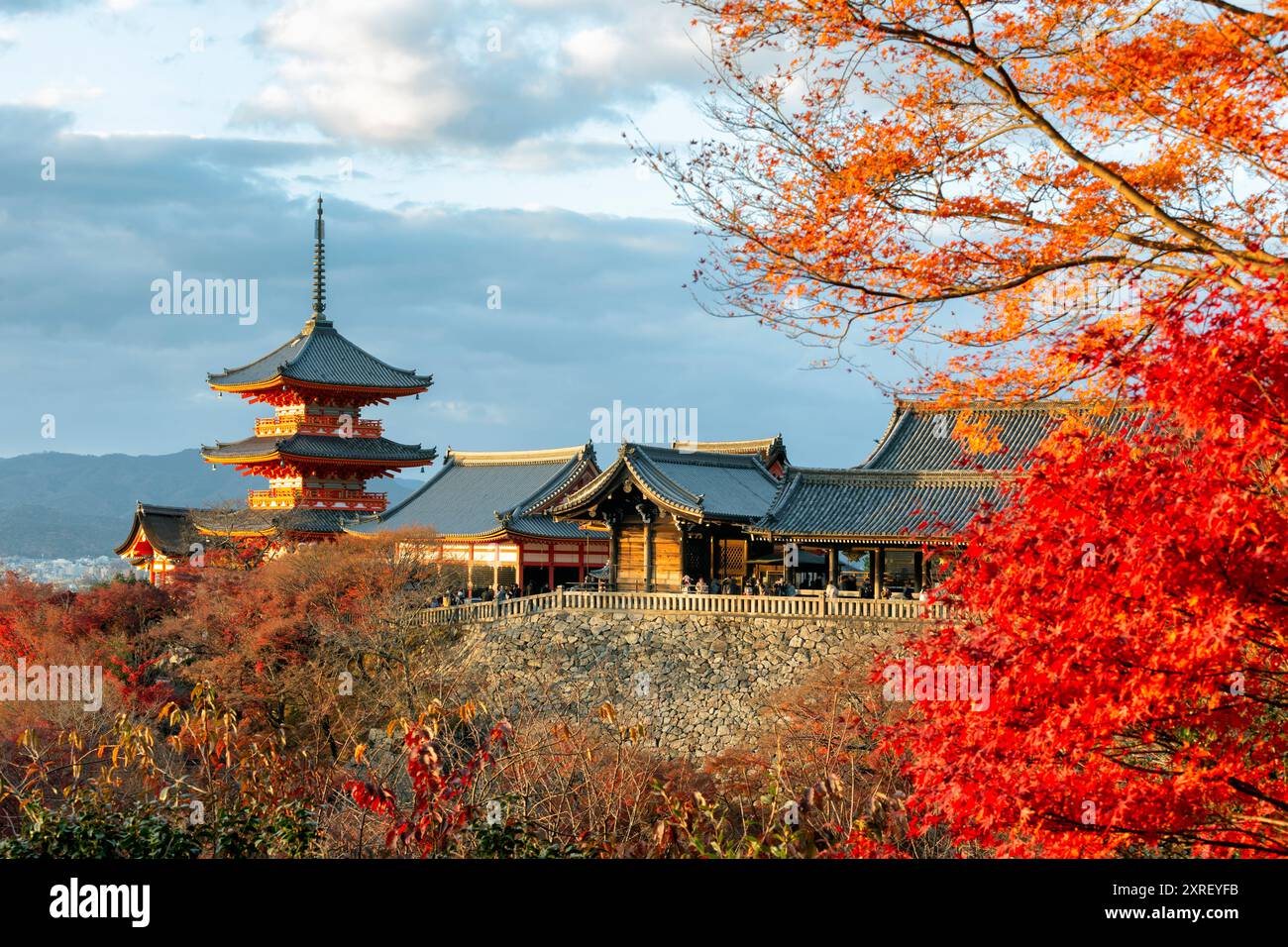 Sonnenuntergang über kyoto -Fotos und -Bildmaterial in hoher Auflösung ...