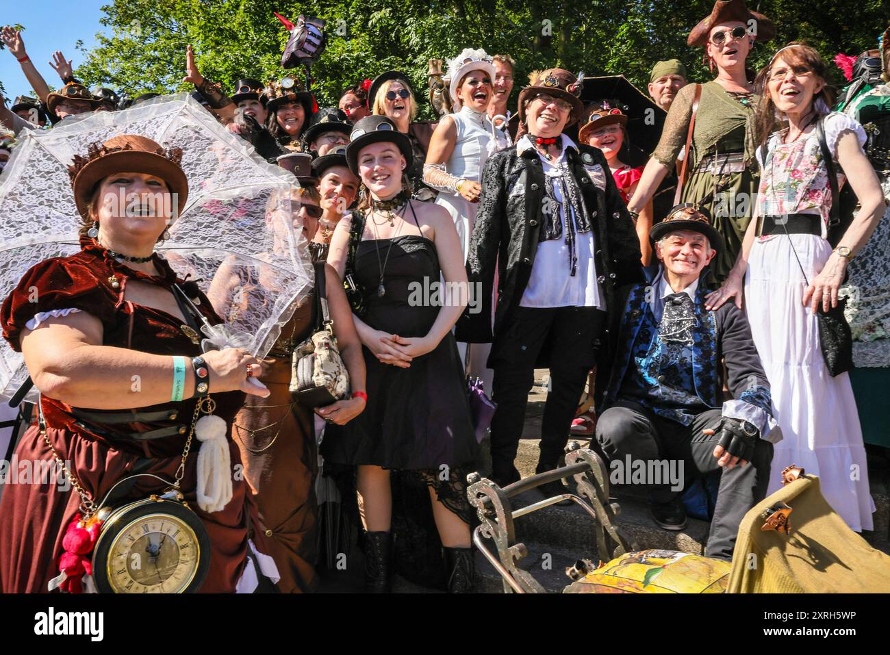 Henrichenburg, Waltrop, Deutschland. August 2024. Steampunk-Fans, Gruppen und Besucher, viele ...