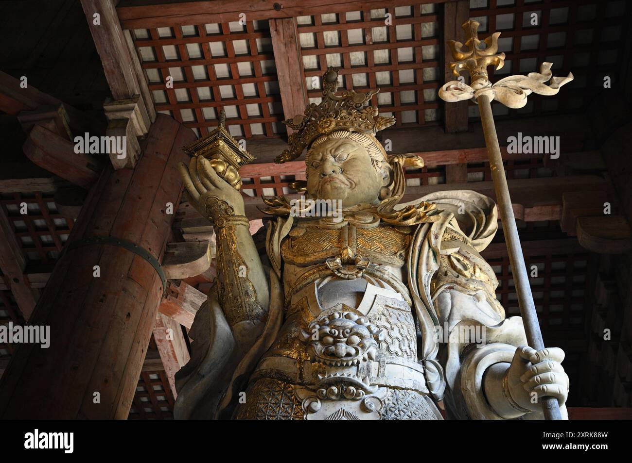Statue von Tamonten, einem der vier Deva-Könige (Shitenno) in der ...