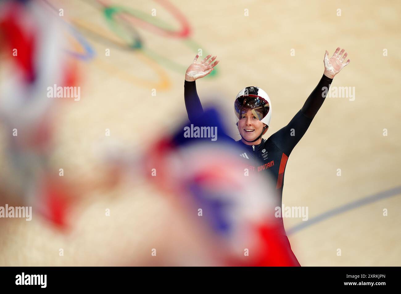 Die britische Emma Finucane feiert am 16. Tag der Olympischen Spiele ...