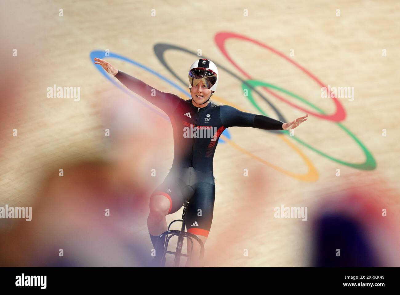 Die britische Emma Finucane feiert am 16. Tag der Olympischen Spiele ...