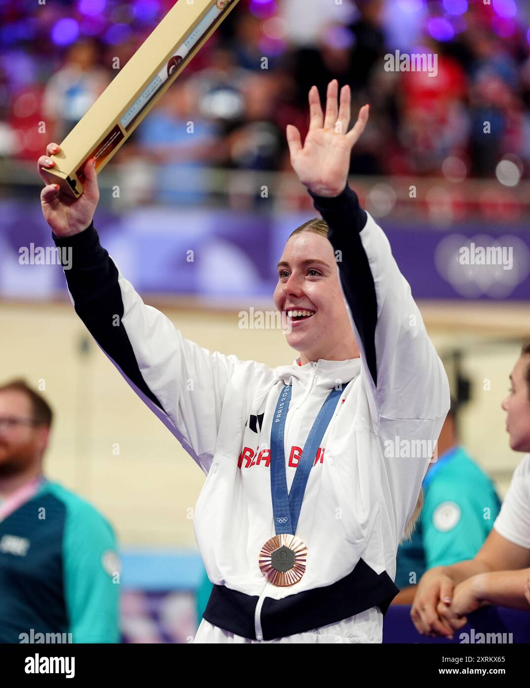 Die britische Emma Finucane mit ihrer Bronzemedaille nach dem Sprint ...