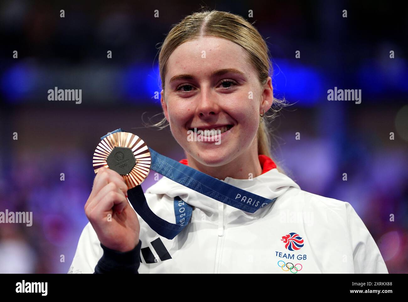 Die britische Emma Finucane mit ihrer Bronzemedaille nach dem Sprint ...