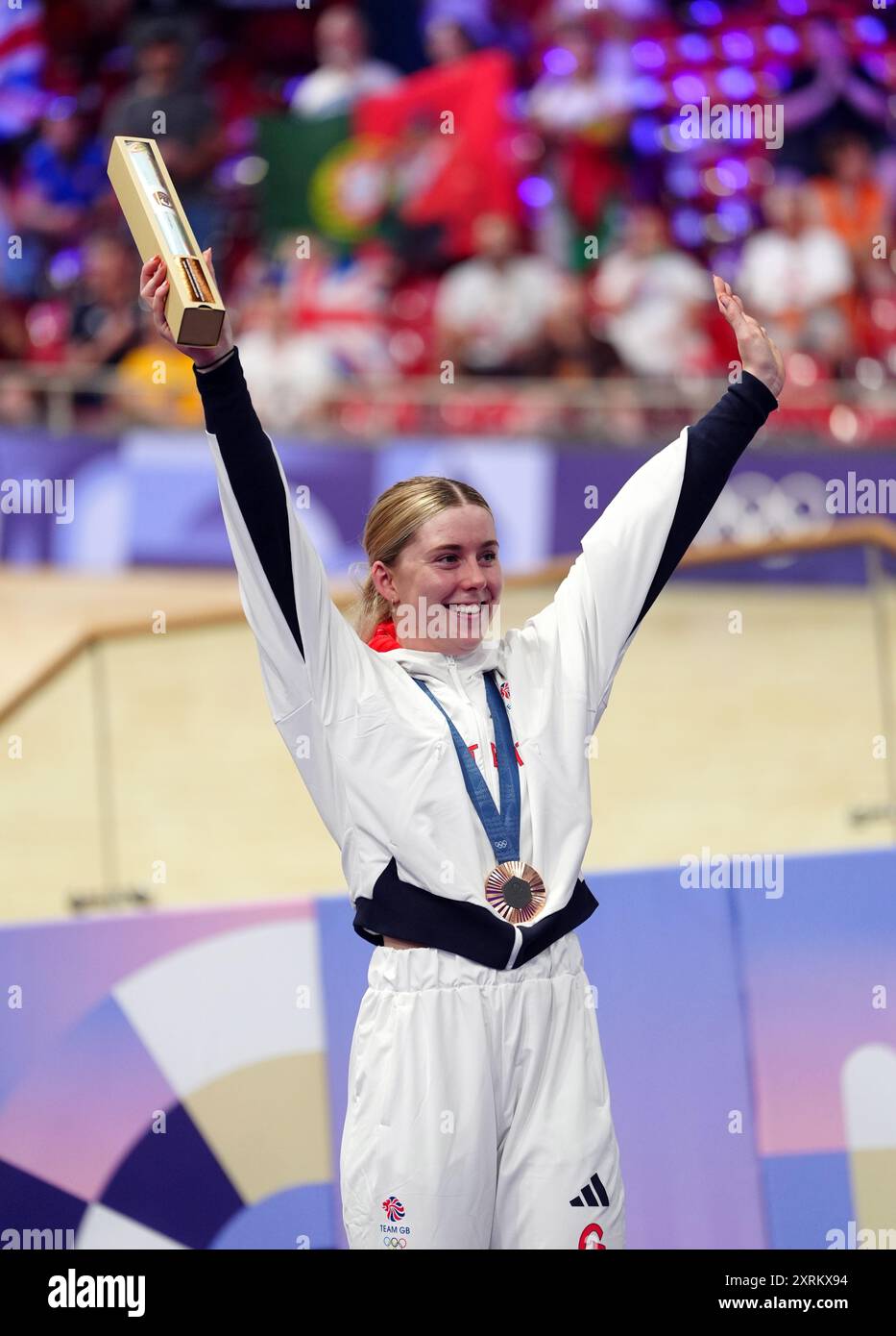 Die britische Emma Finucane mit ihrer Bronzemedaille nach dem Sprint ...