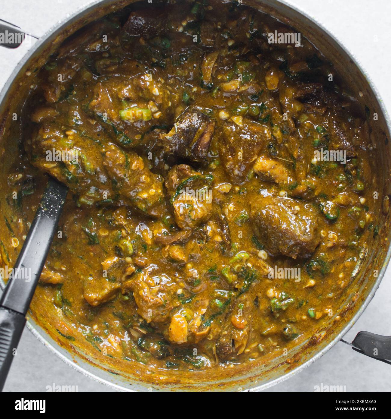 Blick von oben auf die nigerianische Ogbono-Suppe in einem Topf, Blick ...