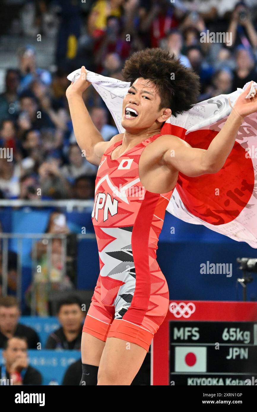 KIYOOKA Kotaro (JPN) Japan feiert die Goldmedaille mit der Japan-Flagge ...
