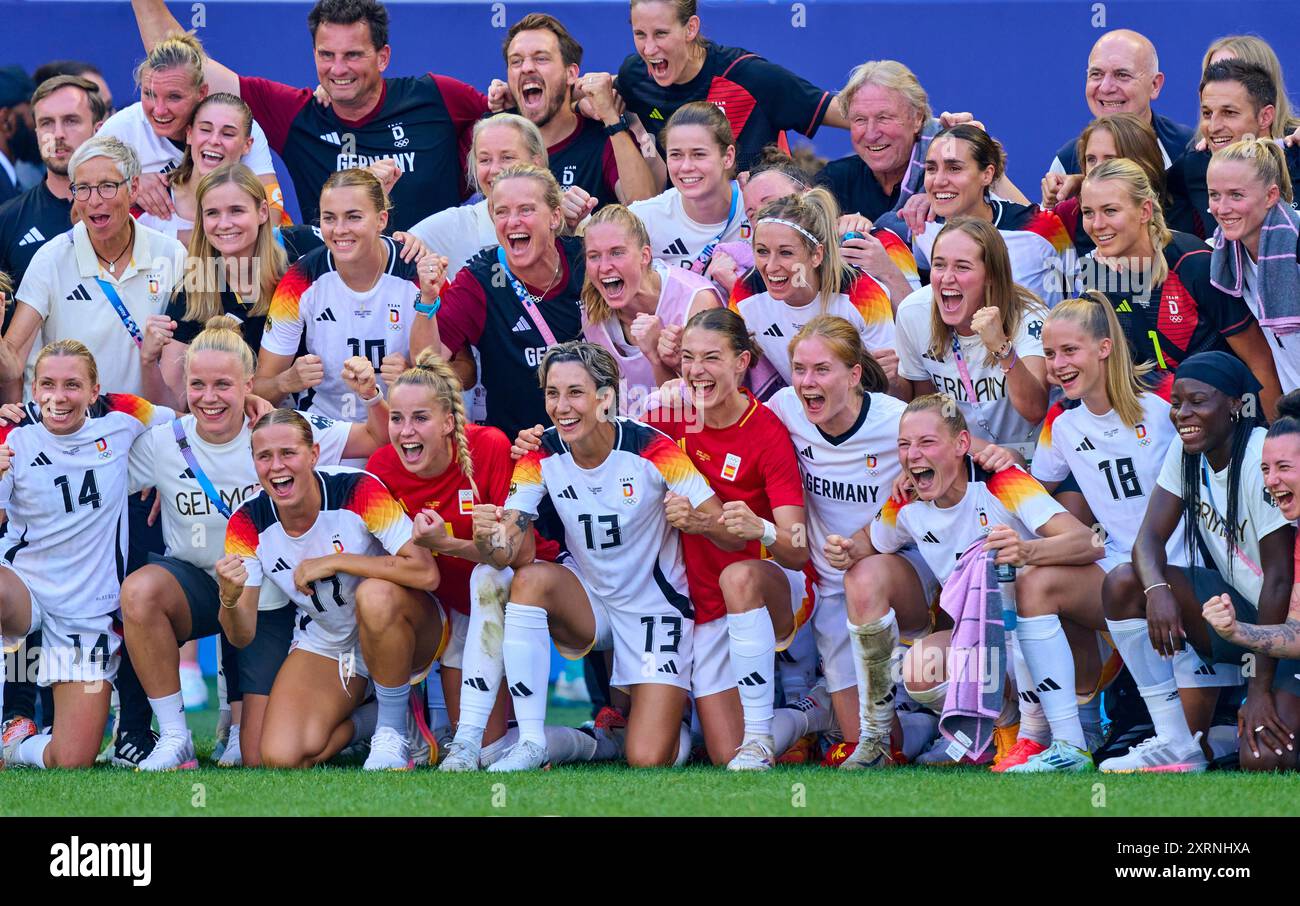 Team GER feiert den Sieg mit Andreas Rettig, DFB-Geschäftsführer Sport ...