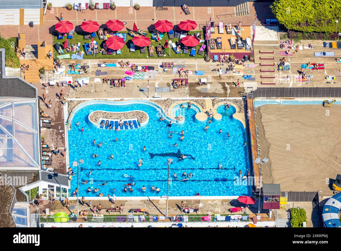 Luftbild, Freizeitbad LAGO-die Therme im Gysenbergpark, Badegäste im ...