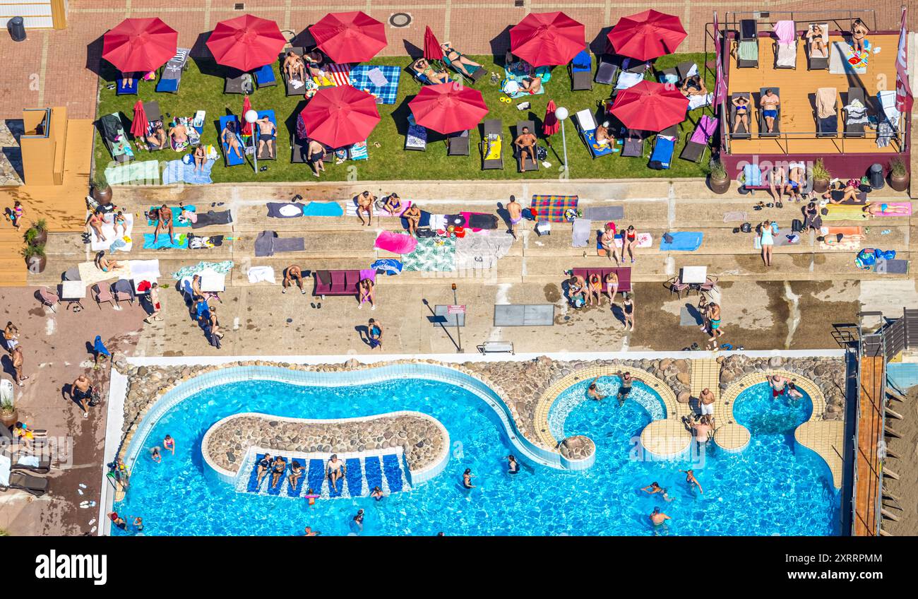 Luftbild, Freizeitbad LAGO-die Therme im Gysenbergpark, Badegäste im ...
