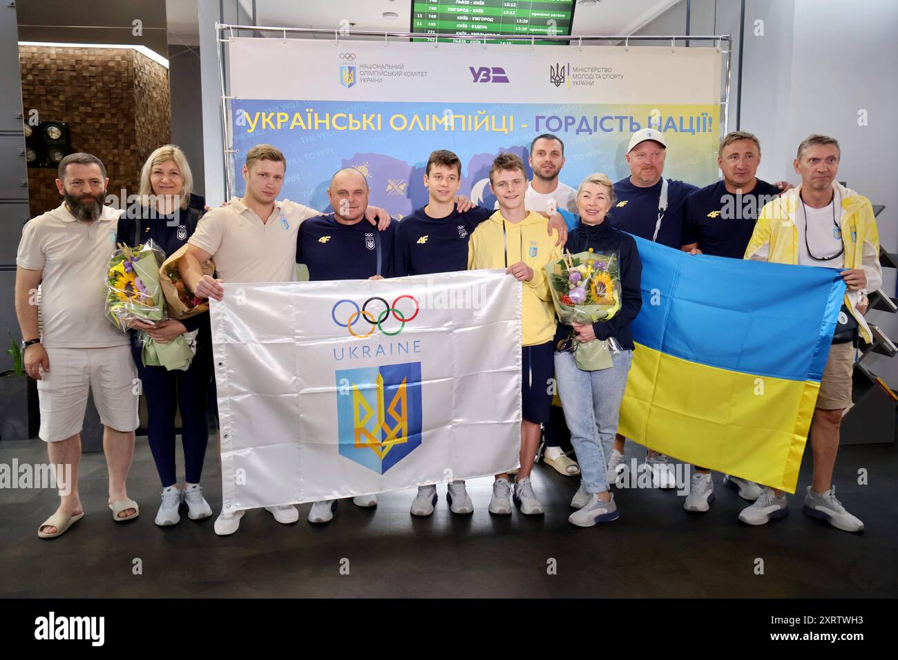 KIEW, UKRAINE - 12. AUGUST 2024 - Cheftrainer des ukrainischen Tauchteams Illia Tseliutin (3. L ...