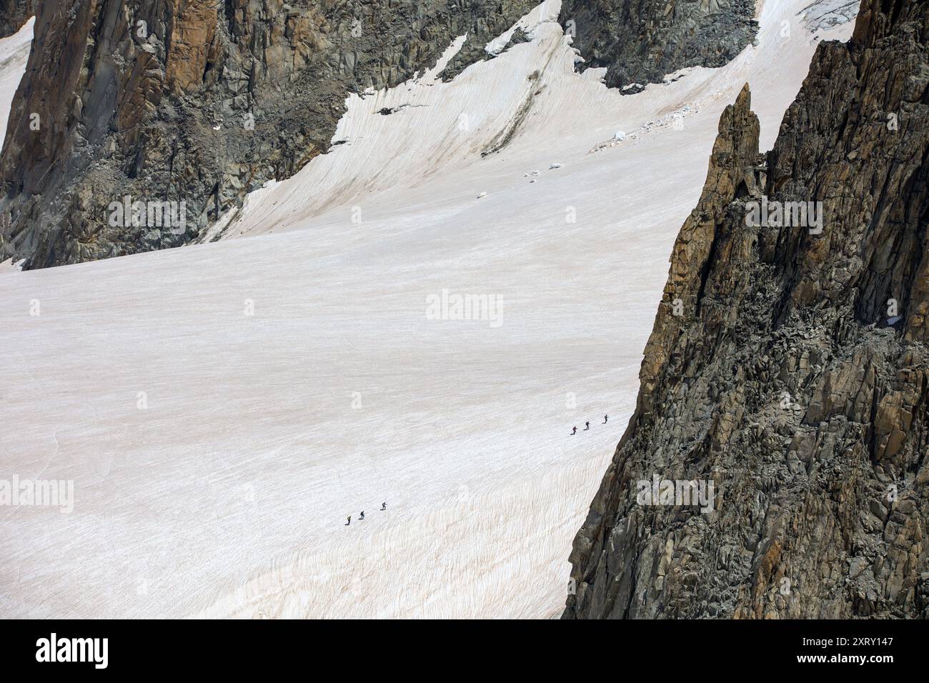 Blick in Richtung Dent du geant am mont blanc mit einigen Wanderern im ...
